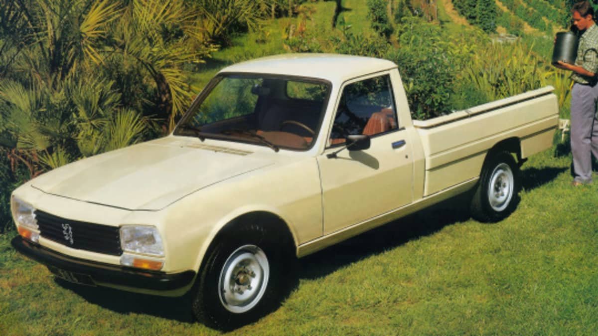 Period perfect Parisienne Pug pickup sells for pretty penny – revRebel