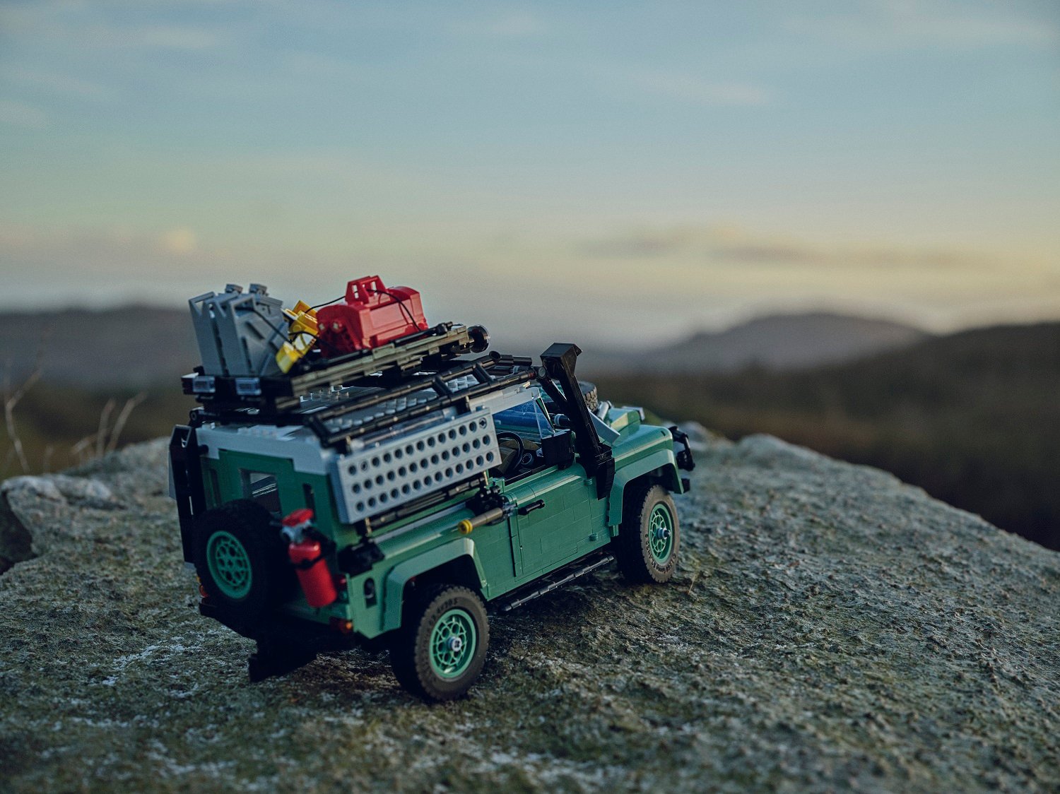 Land Rover Defender 90’s 75th anniversary in Lego – revRebel